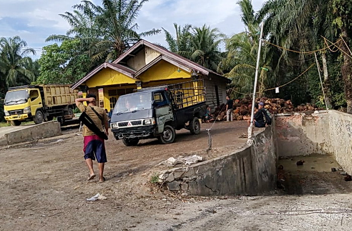 Warga Desa Tandun Barat Rohul keluhkan RAM/peron sawit CV AP